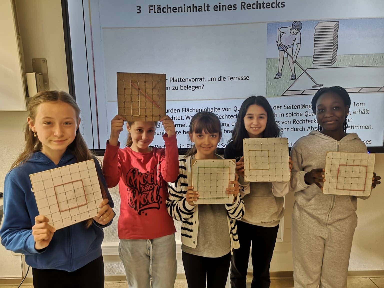 Die Klasse 5b forscht mit Geometrie-Brettern – Rivius Gymnasium